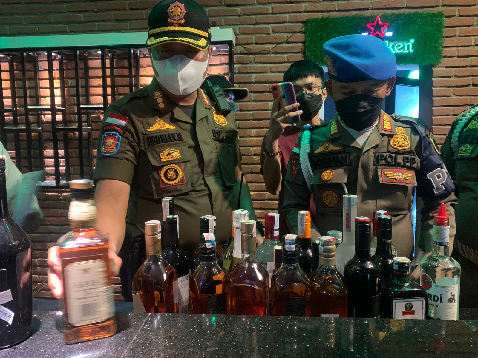 Satpol PP Sita Ratusan Minuman Keras