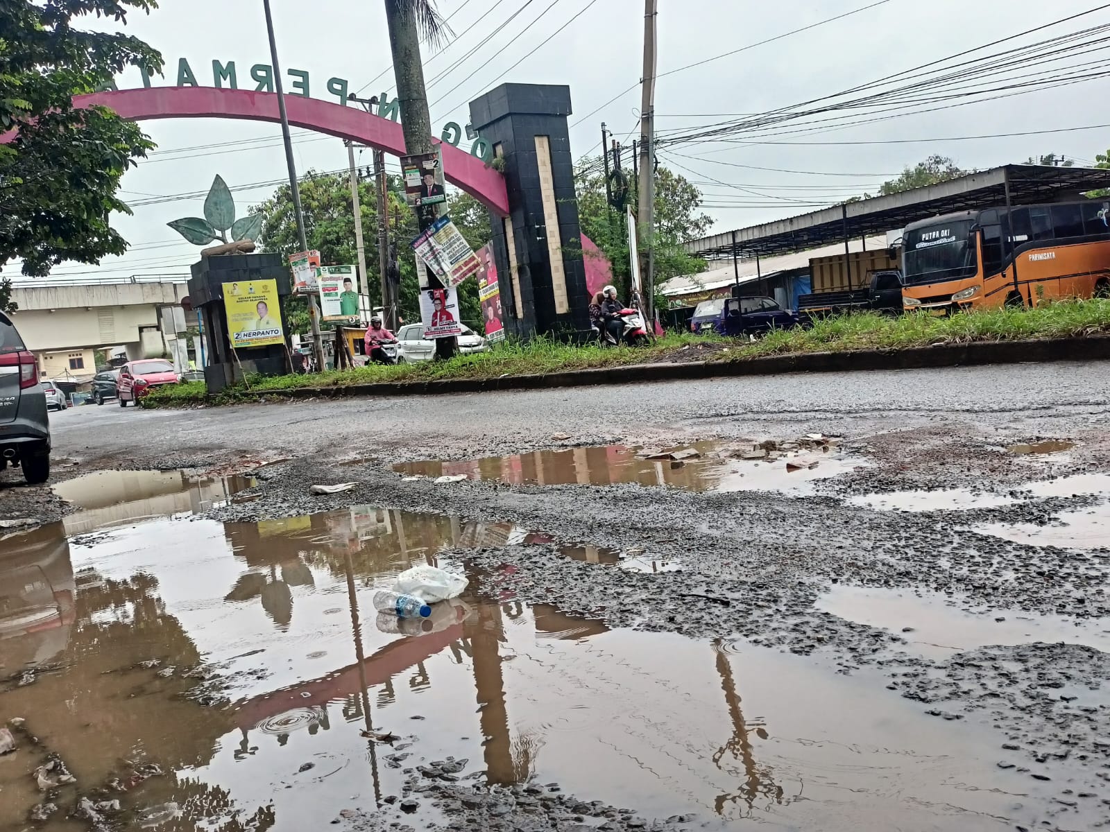 Masyarakat Mengeluh Jalan OPI Raya Rusak Bertahun-Tahun
